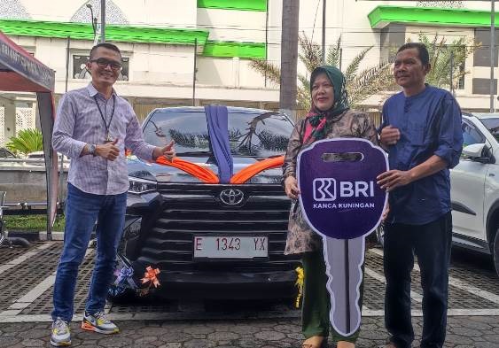 Rezeki! Istri Petani Kuningan Ini, Raih Mobil Simpedes BRI - Inilah ...